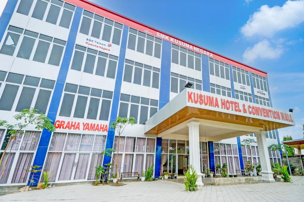 Super OYO 93205 Kusuma Hotel And Convention Hall, Nganjuk (updated ...