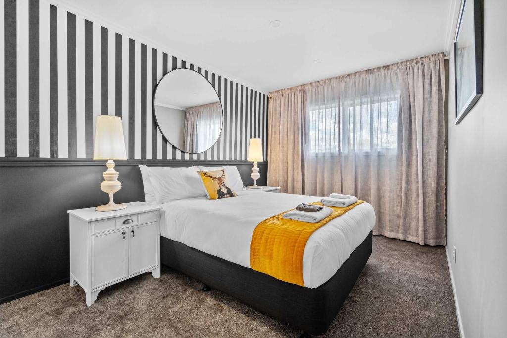 Funky Central Hamilton Retreat - By Superior Stays, Hamilton (updated ...