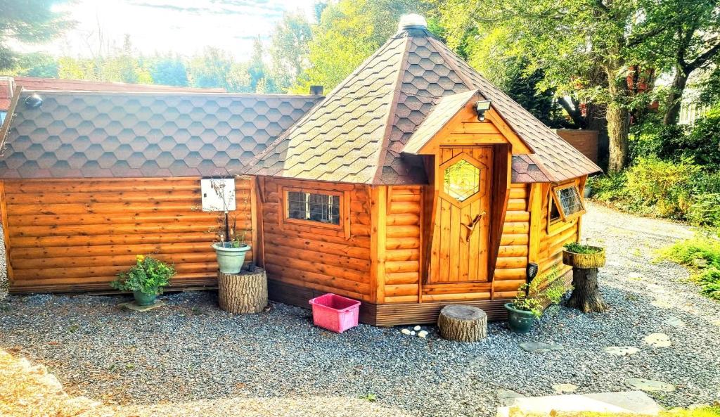 The Cabin & hot tub at Ashleigh House, Holland Arms Station (updated ...