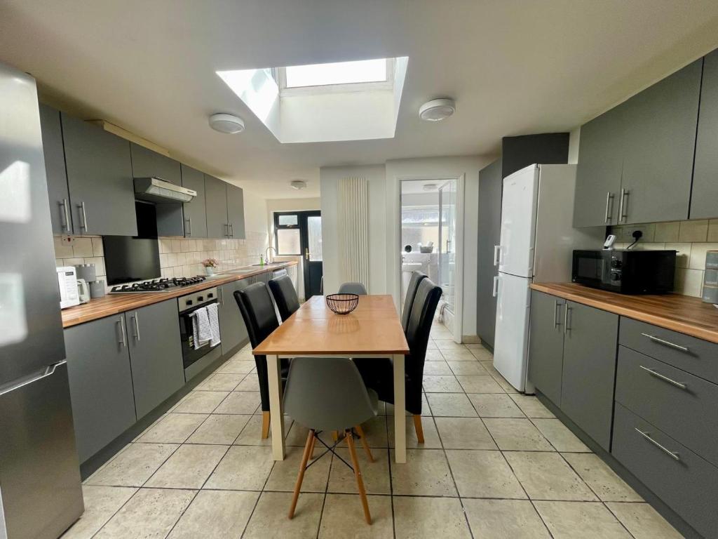 Broad House Central Location Long Stay Sleeps 10, Swindon (updated ...