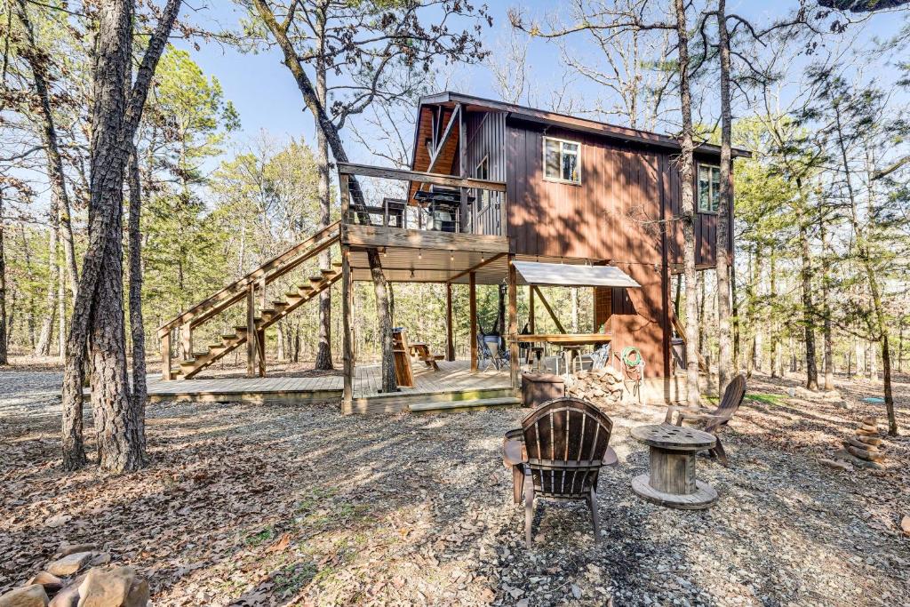 Bluebird Treehouse Near Kiamichi Mtns with Hot Tub, Whitesboro (updated ...