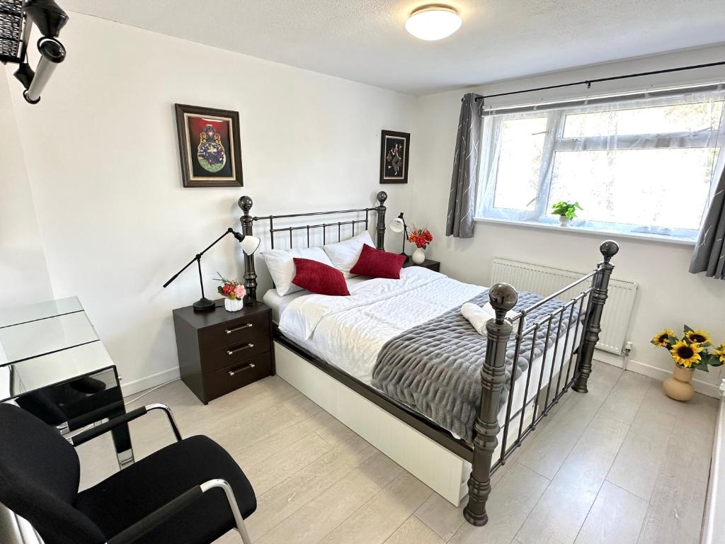 5 bedroom detached house sleeps 13 spacious Parking 5 mins driving to ...