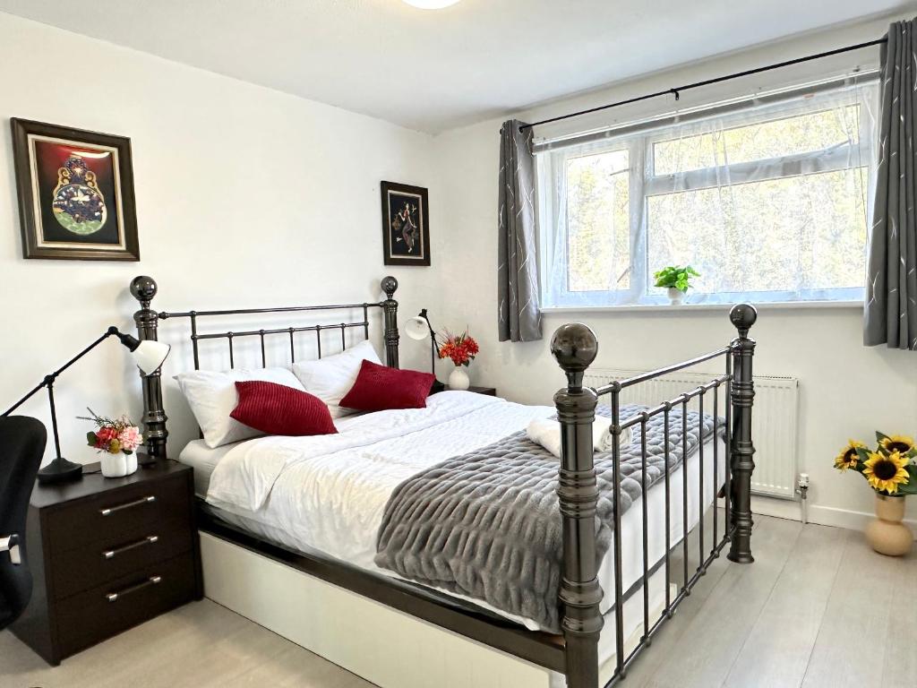 5 bedroom detached house sleeps 13 spacious Parking 5 mins driving to ...