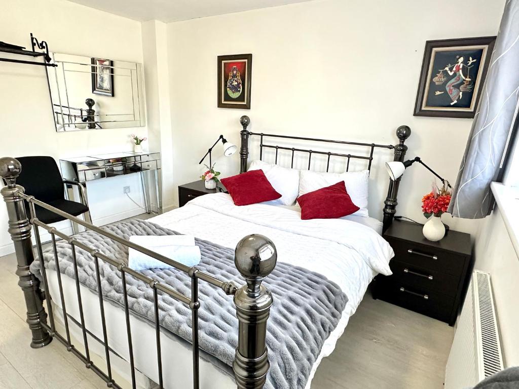 5 bedroom detached house sleeps 13 spacious Parking 5 mins driving to ...