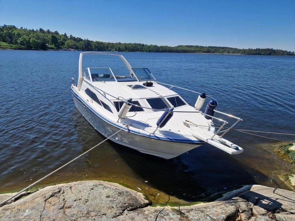 6 coops American big boat near the subway, Stockholm (updated prices 2025)