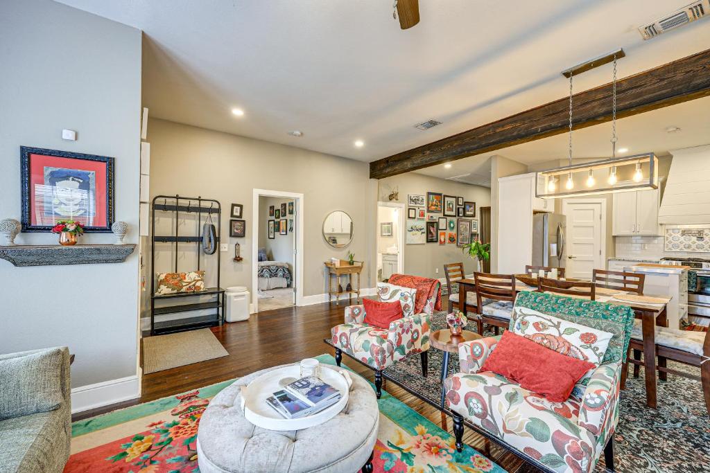 Artsy Bungalow with Yard in Dtwn San Antonio, San Antonio (updated ...