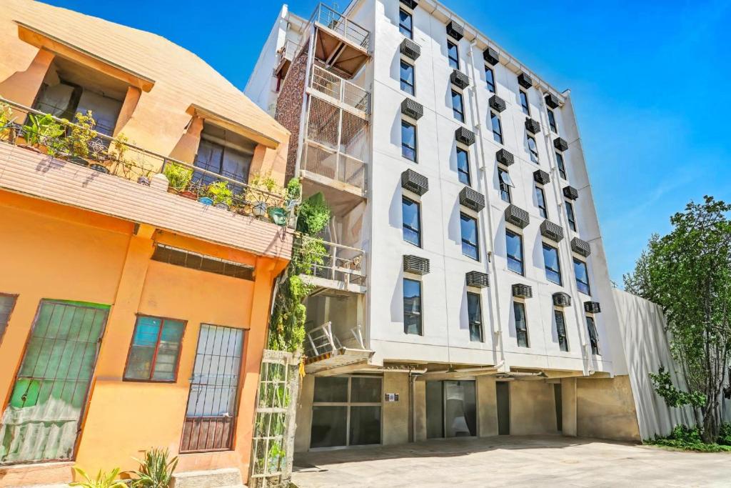 MyTown Madrid, Classy Hostel Bunkbeds Makati Metro Manila, Manila ...