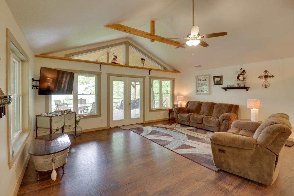 Bullfrog Bluff Mountain View Cabin with Deck!, Mountain View (updated ...