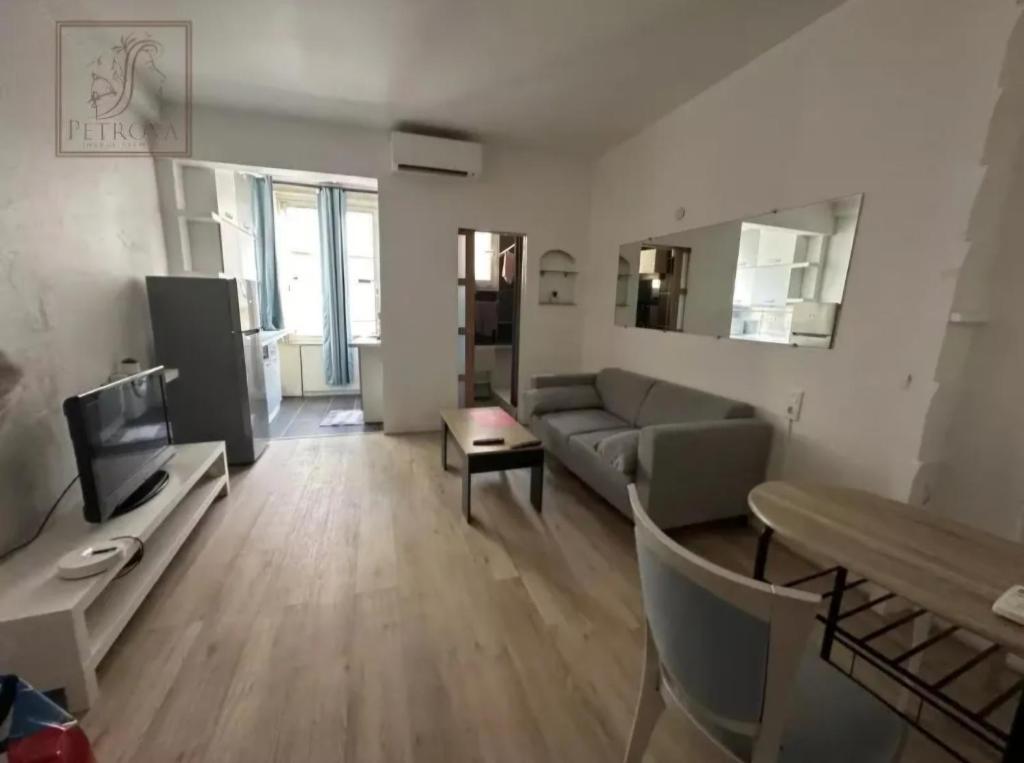 Lovely 3 rooms Nice riquier next to Port with AC!, Nicea (aktualne ceny ...