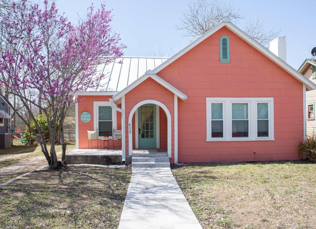The Coral Cottage Walk to Downtown & River, Kerrville (updated prices 2026)