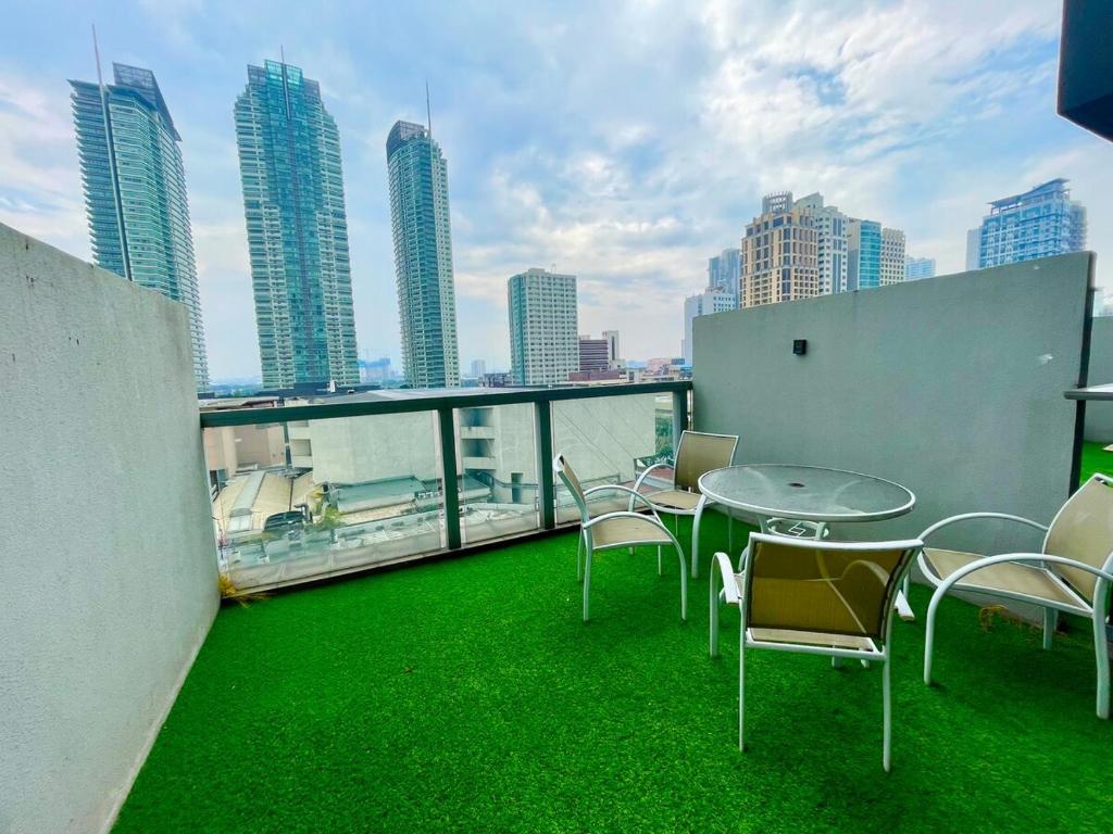 1BR Loft Unit with HUGE Balcony front of Greenbelt, Manila (precios ...