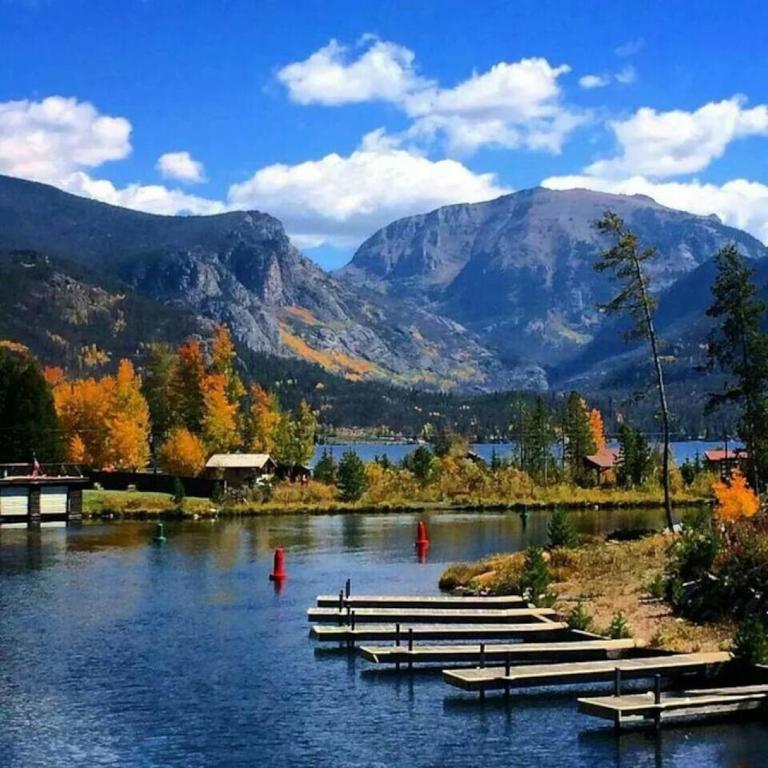 Columbine Charming Cabin, 1 block from the lake, in town, 5 min to RMNP ...