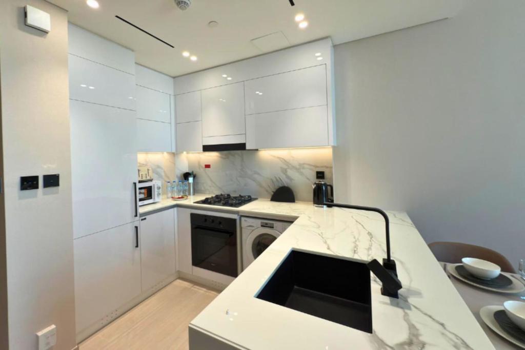 Minimalist 1BR Escape with Balcony Heart of JVC by Vibel, 두바이 (2025년 최신 요금)