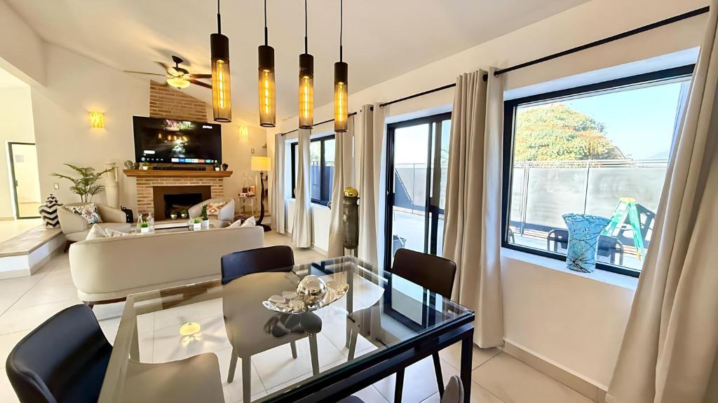 Modern 1 Bedroom King Suite - Close to everything - Roof top patio ...