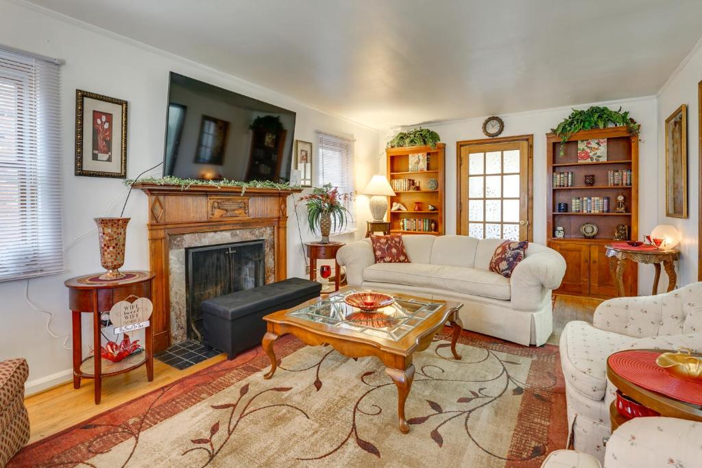 Walk to Detroit Zoo Home with Sunroom and Patio!, Royal Oak (updated ...