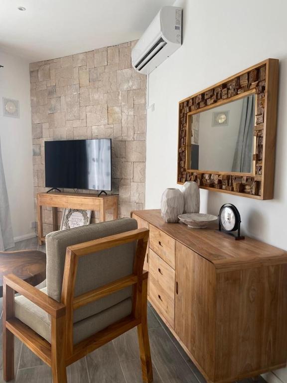 Stylish 2-Beds beach side apart with common pool Post Lafayette, Roches ...