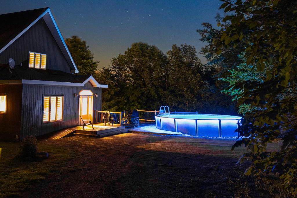 Cozy chalet with Pool and Spa, Grenville-sur-la-Rouge (updated prices 2025)