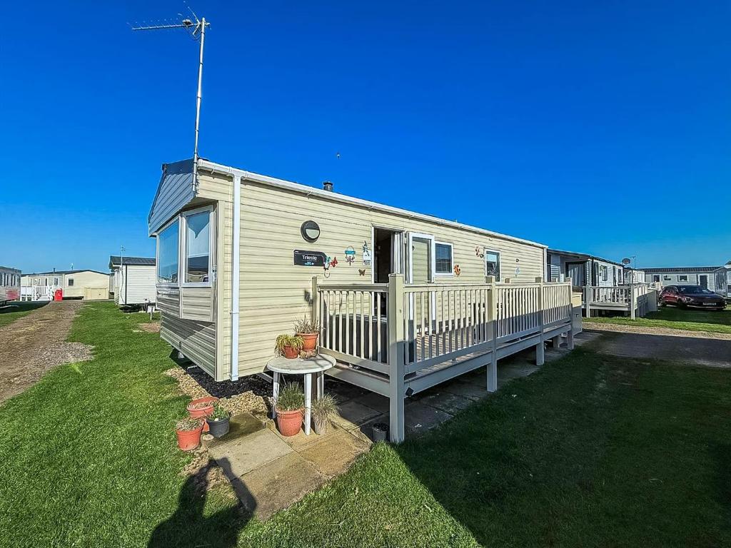 Lovely 6 Berth Caravan With Decking To The Side In Heacham Ref 21040E ...