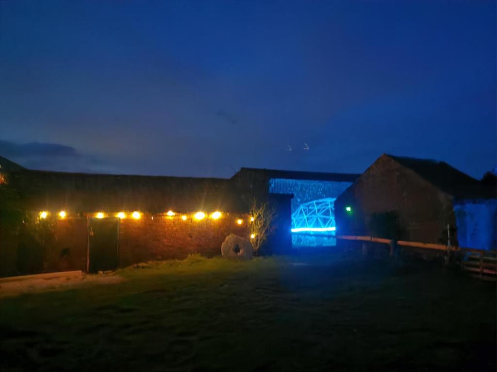 Lincoln Big Green Dome, Hot Tub, Projector, Firepit, Lincolnshire ...