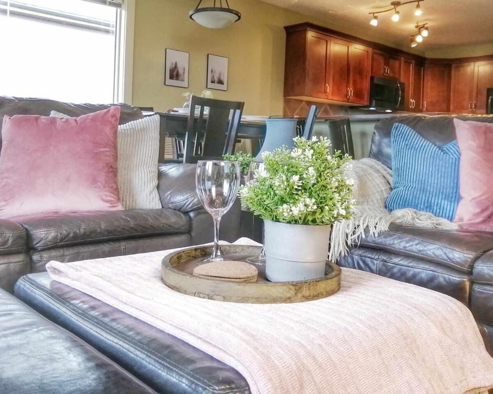 Relaxing Mountain View Condo in Beautiful Radium, Radium Hot Springs ...