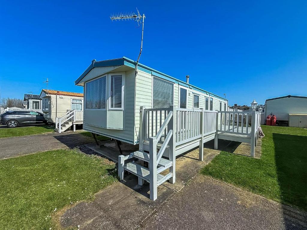 Caravan With Decking At Manor Park, Nearby Hunstanton Beach Ref 23013C ...