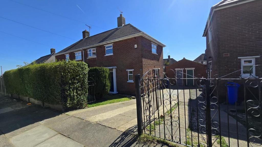 Kabaka - Comfy Birley 3 Bedroom Home, Frecheville (updated prices 2026)