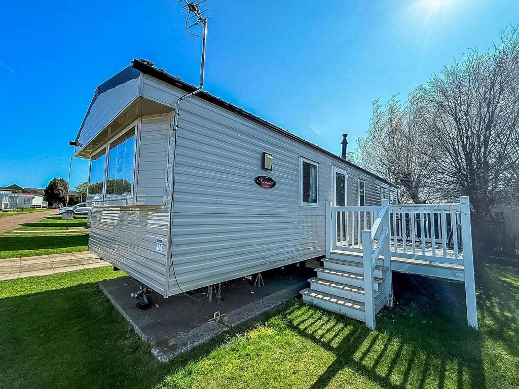 Great 6 Berth Caravan With Decking At Manor Park In Hunstanton Ref ...