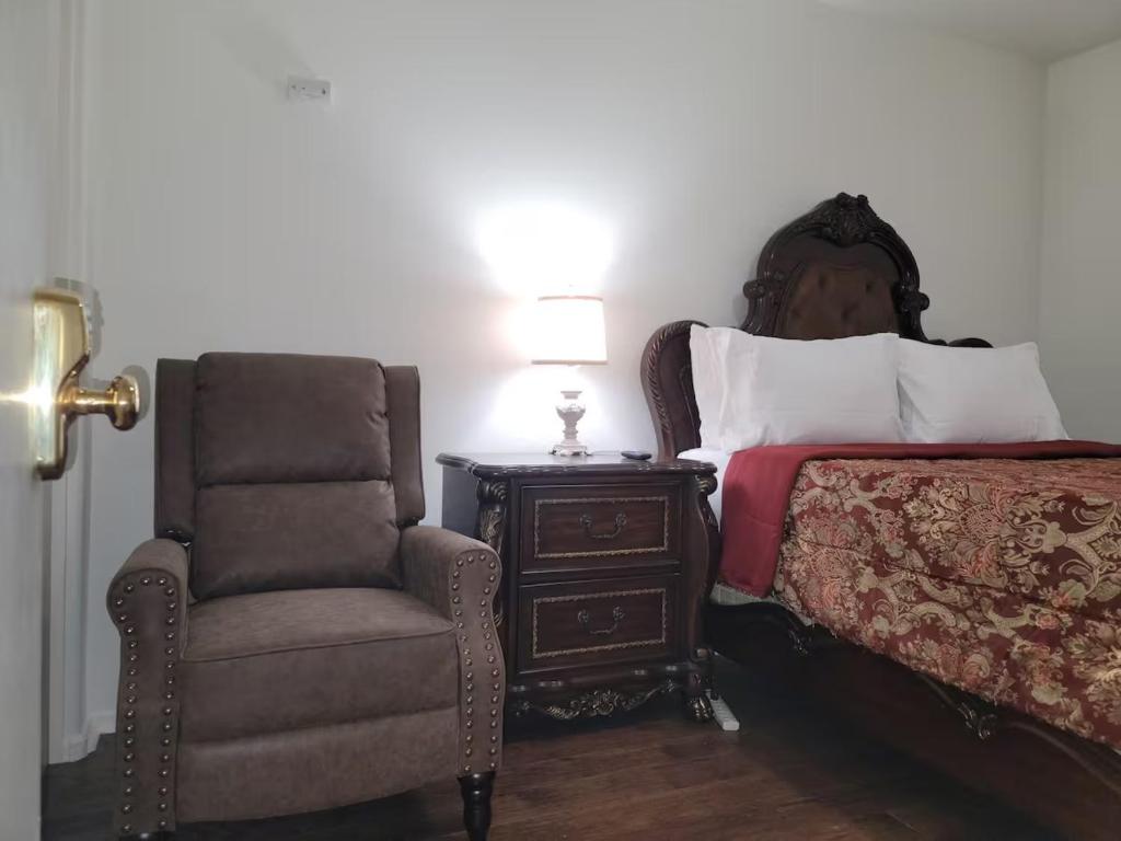 Phoenix Queen Bed Oasis VI Bedroom 2, Phoenix (updated prices 2026)
