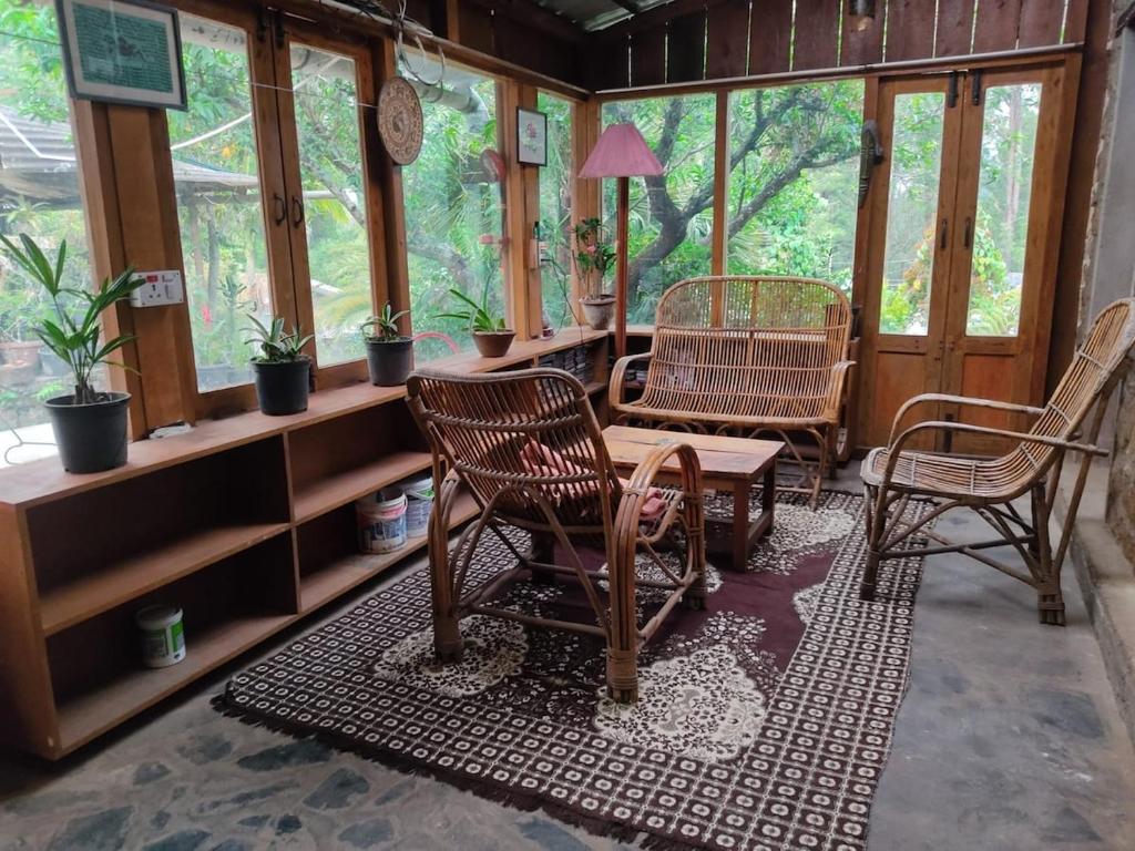 Danish Studio MudHouse with Loft & Garden, Kodaikanal (precios ...