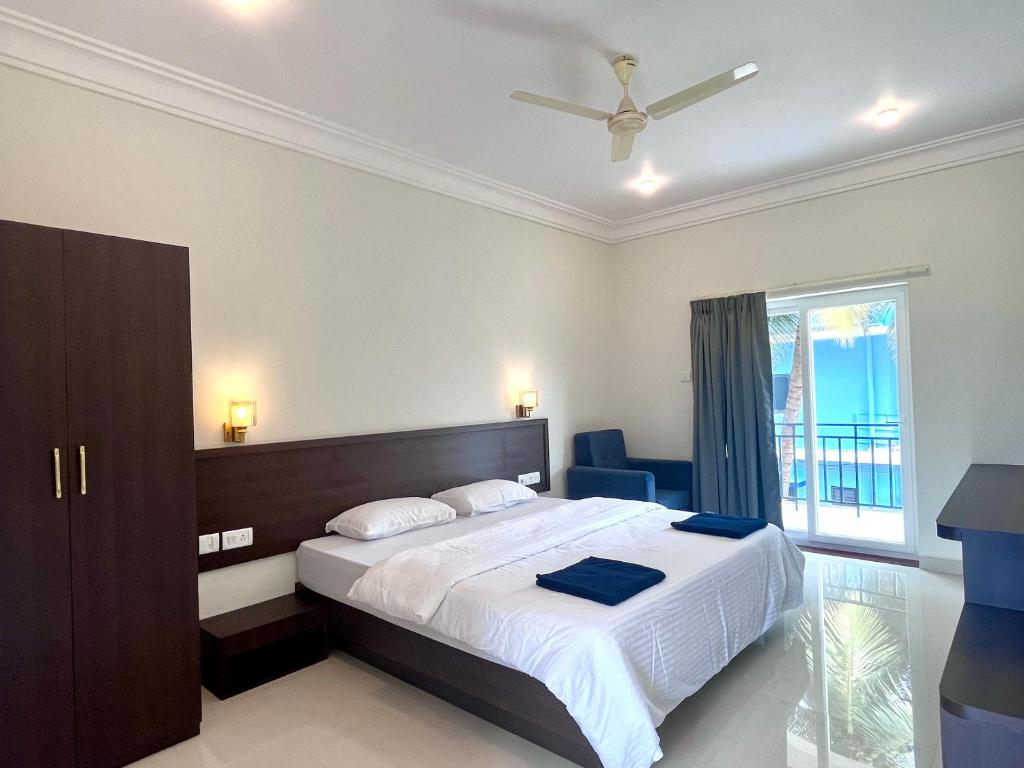 Shamba's Blue House, Morjim (updated prices 2025)