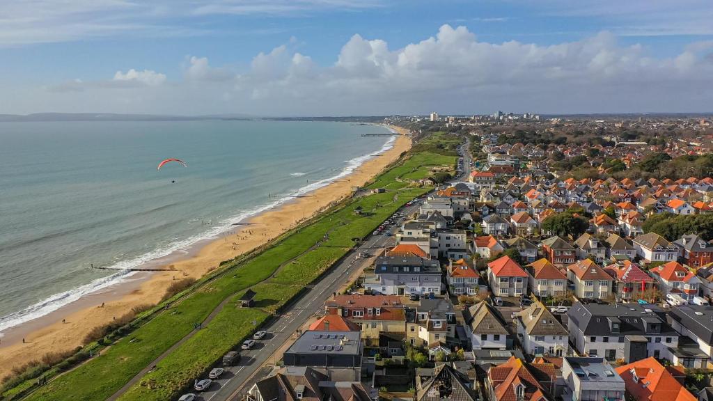 Stunning Bright Two Bedroom Apartment In Southbourne, Southbourne ...