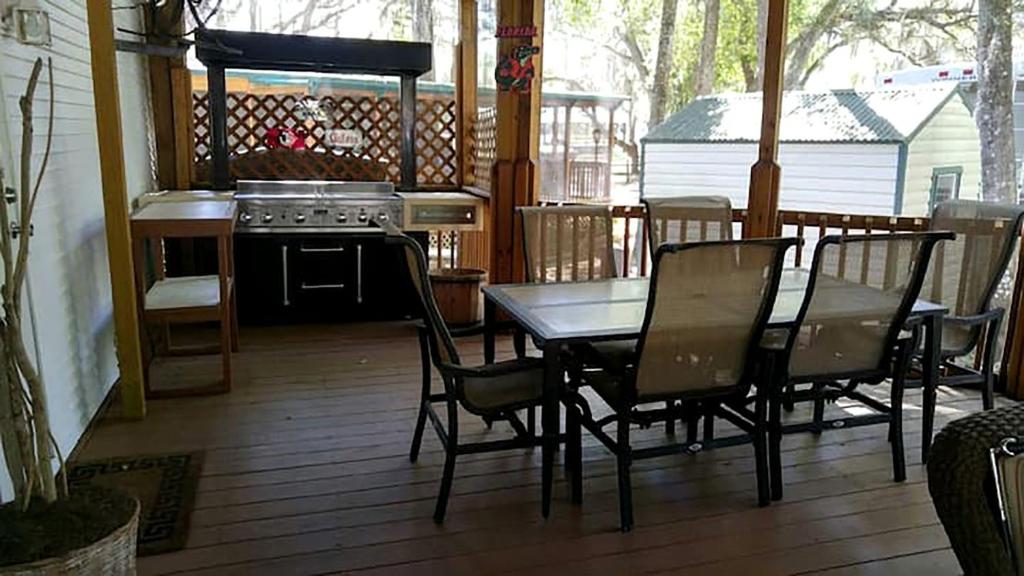 Cozy Rustic Cottage with Outdoor Kitchen in the Porch in Florida ...