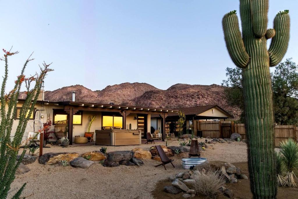 Spectacular Desert Cottage with Sauna and Jacuzzi in California, Joshua ...