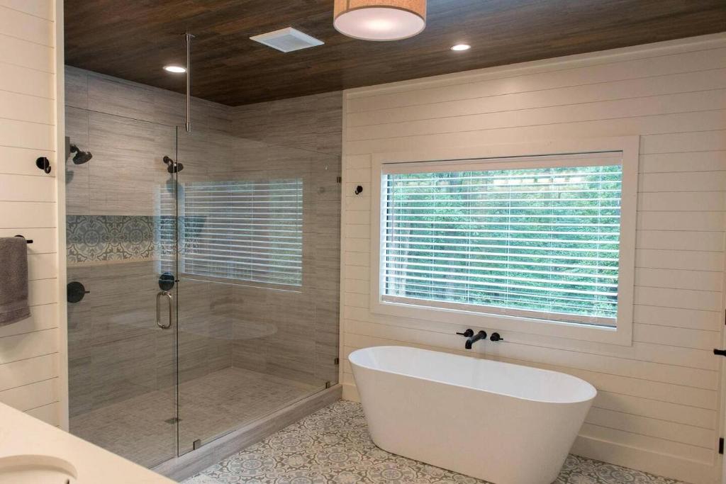 Design Cabin with Jacuzzi and Porch in Broken Bow, Oklahoma, Stephens ...