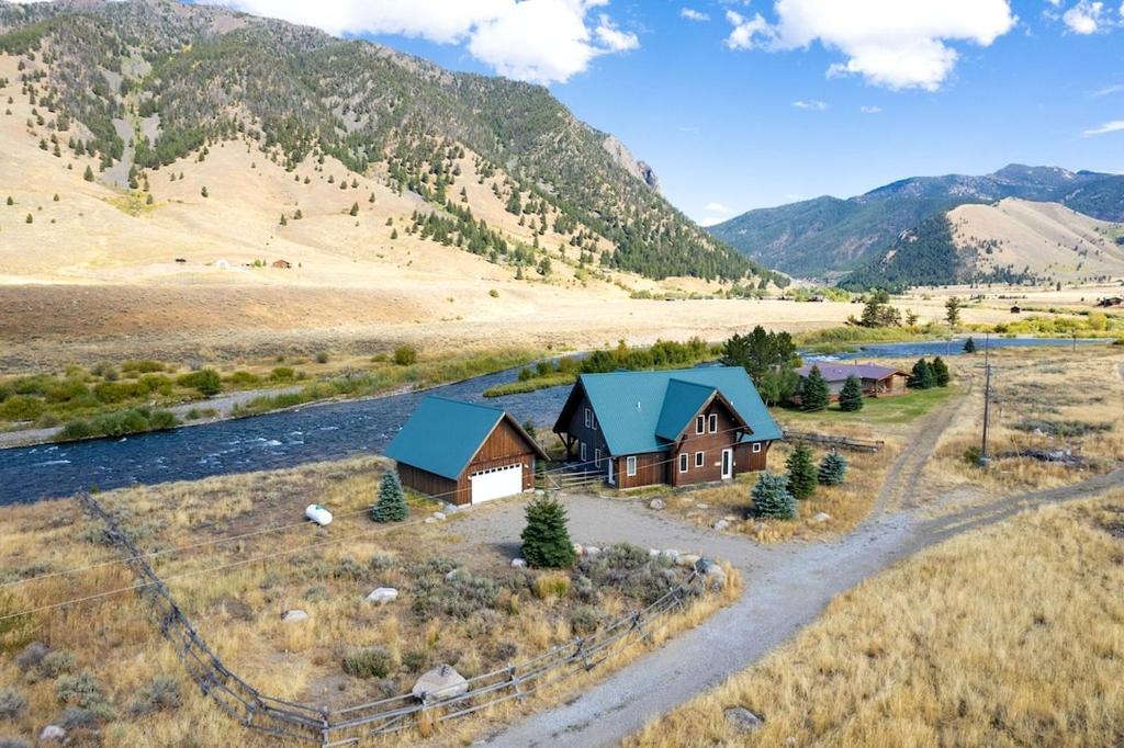 Remote Riverfront Cabin with Porch and Amazing Views in Montana, Cliff ...