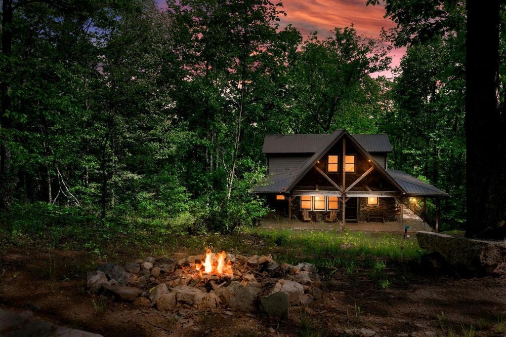 Gorgeous Cabin with Fire Pit in Rome, Georgia, Adairsville (precios ...