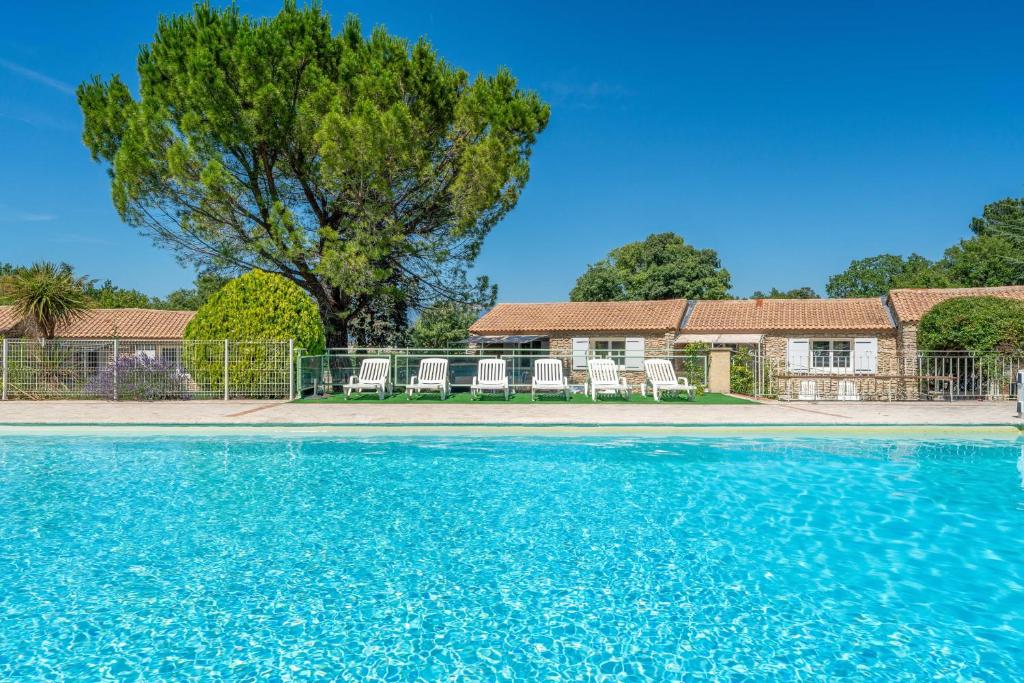 Nice provencal cottage in a tourist residence, La Roque-sur-Pernes ...