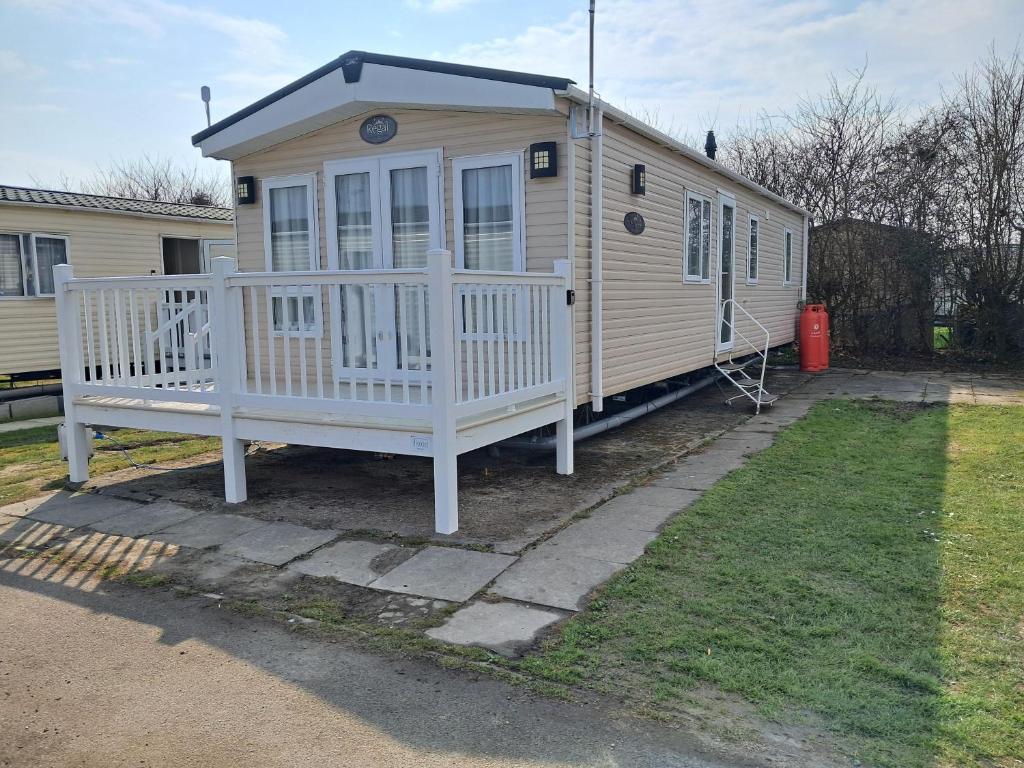 Cosy 6 Berth Caravan With Wi-Fi At Dovercourt Holiday Park In Essex Ref ...