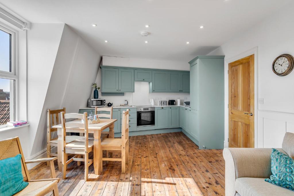 Modern 2 Bed Cromer Apartment, Sea Views, Wi-Fi, 2 Min to Beach, Cromer ...