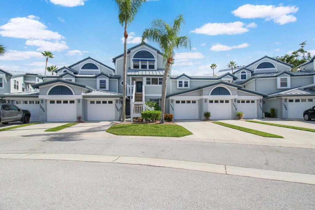 Serene bay front condo on Siesta Key - 2 heated pools, pickleball and ...