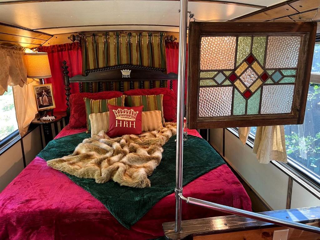 Feel Like Royalty in this Luxurious London Bus near Bryson City, North ...