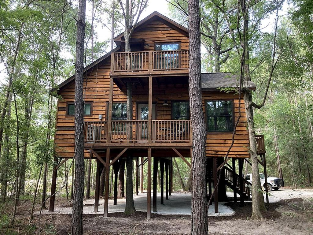 Cozy Tree House with Beautiful Modern Interior in Livingston, Texas ...