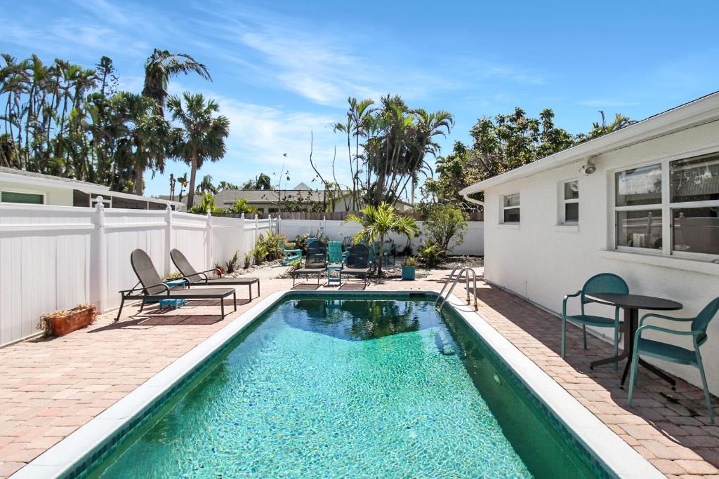 Beautiful pool home in the historic village of Longboat Key - Close to ...