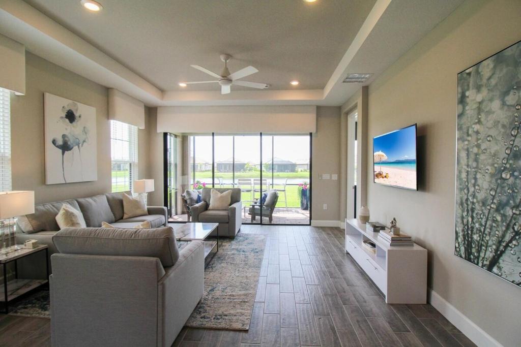 Bright and airy waterfront villa in the Esplanade - Sunny Retreat ...