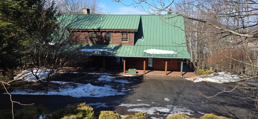 Coopers Run Five Bedroom Log Home with Hot Tub Pool Table and Views ...