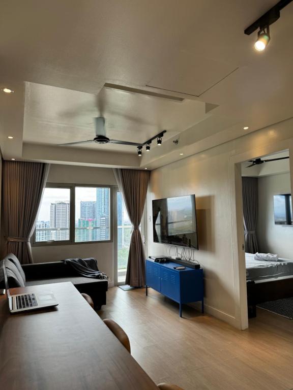 Modern 1BR Executive Suite l Best City View of BGC l The Residences ...
