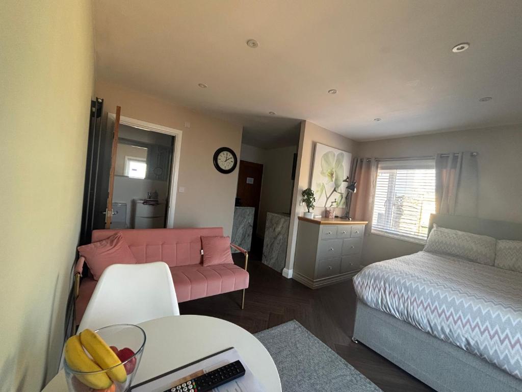 1 double bed studio with private access and parking, Plymouth (updated ...