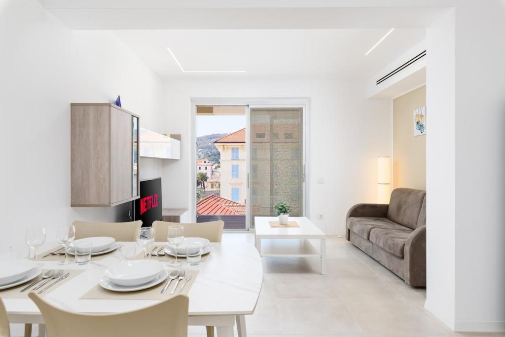 -DeLuxe Vision- Fronte Mare, Spiaggia e Parcheggio, Spotorno (updated ...