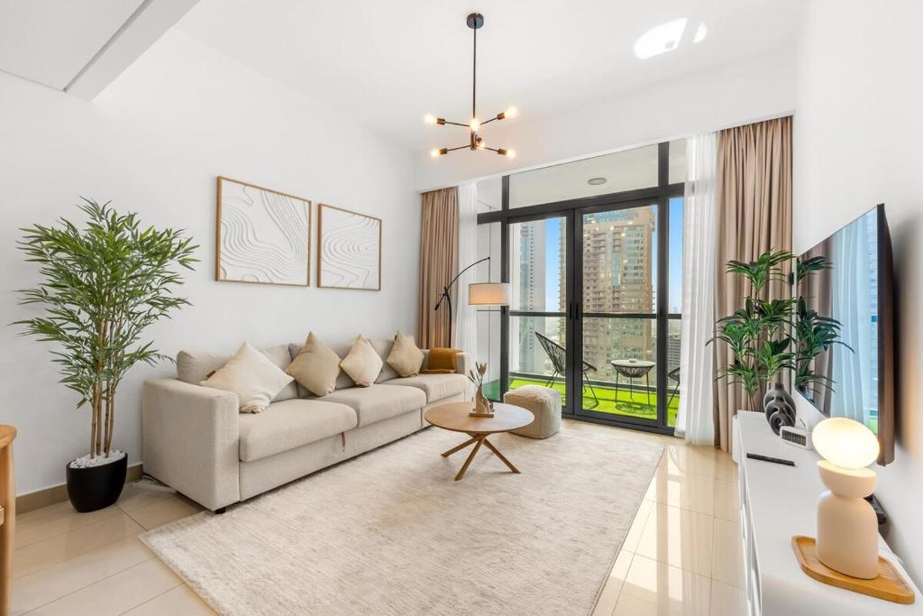 Waves- Cozy 1BR Lakefront Stay in JLT, Dubai (updated prices 2026)