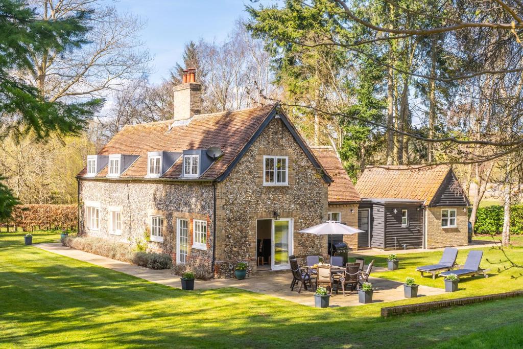 Marvellous secluded forest lodge - Stone Hall, Eyke (updated prices 2026)